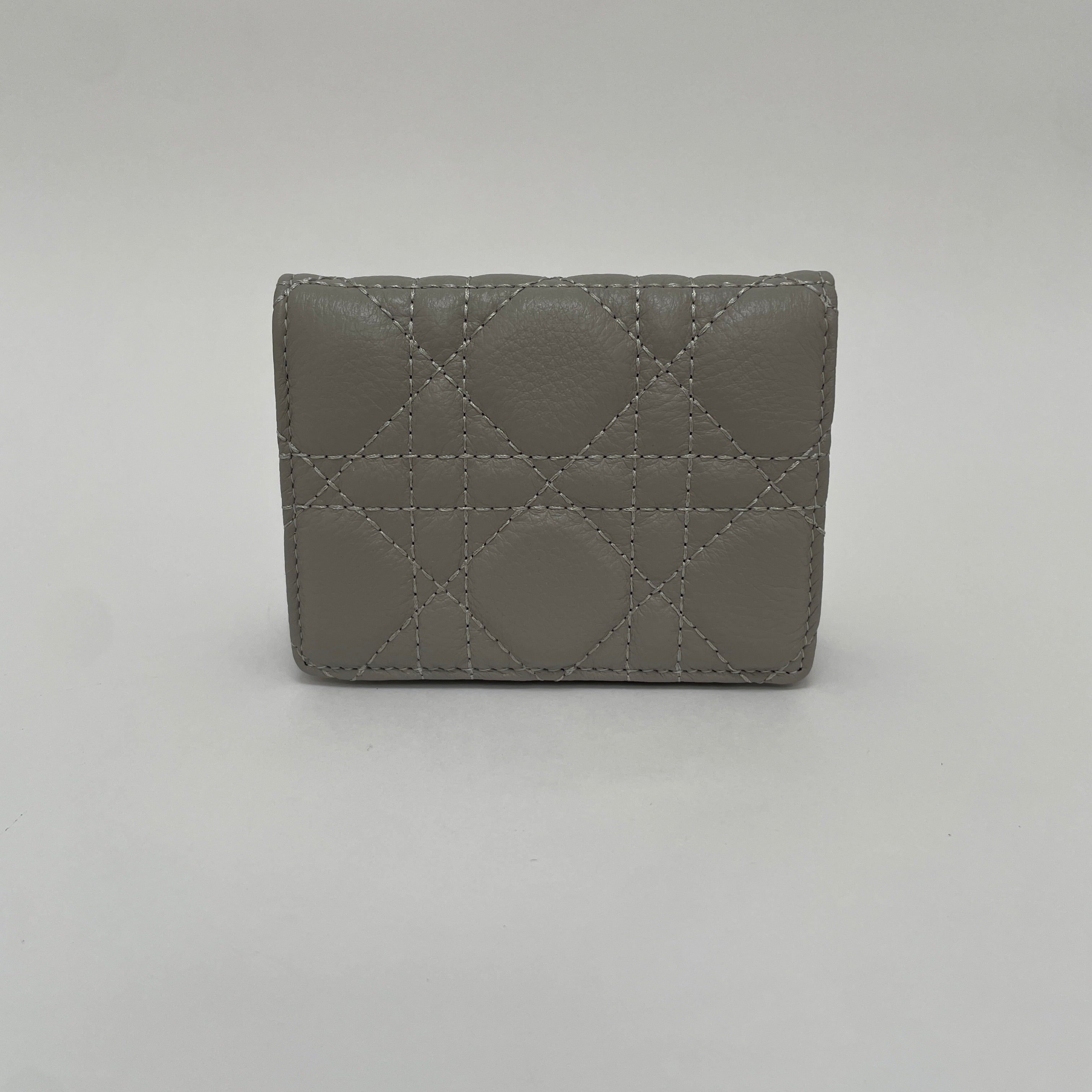 PROMENADE LEATHER QUILTED CARD HOLDER LIGHT GREY – Sydney Luggage